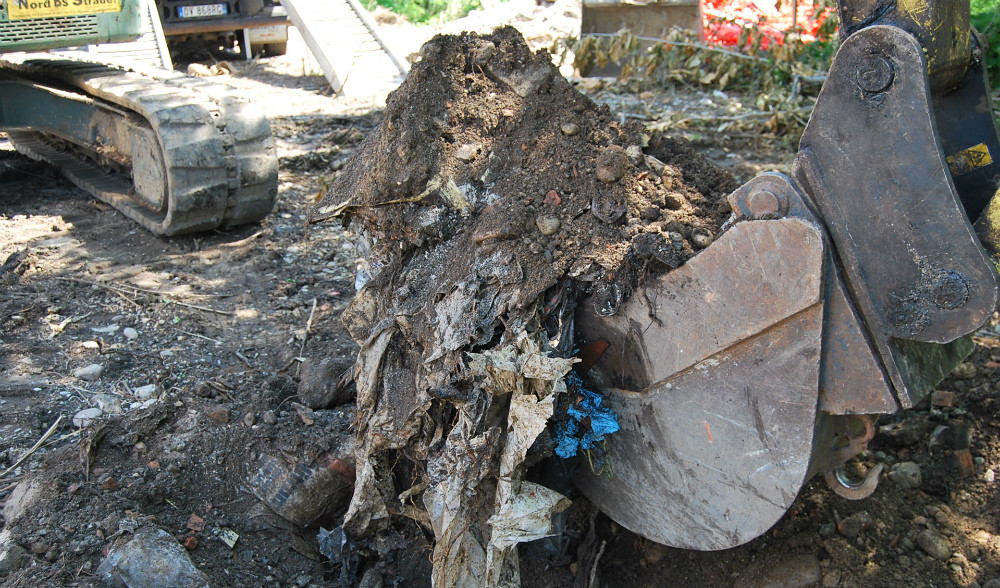 Rifiuti pericolosi nell'ex Cava Aquilini di Travagliato, il N.O.E. di ...